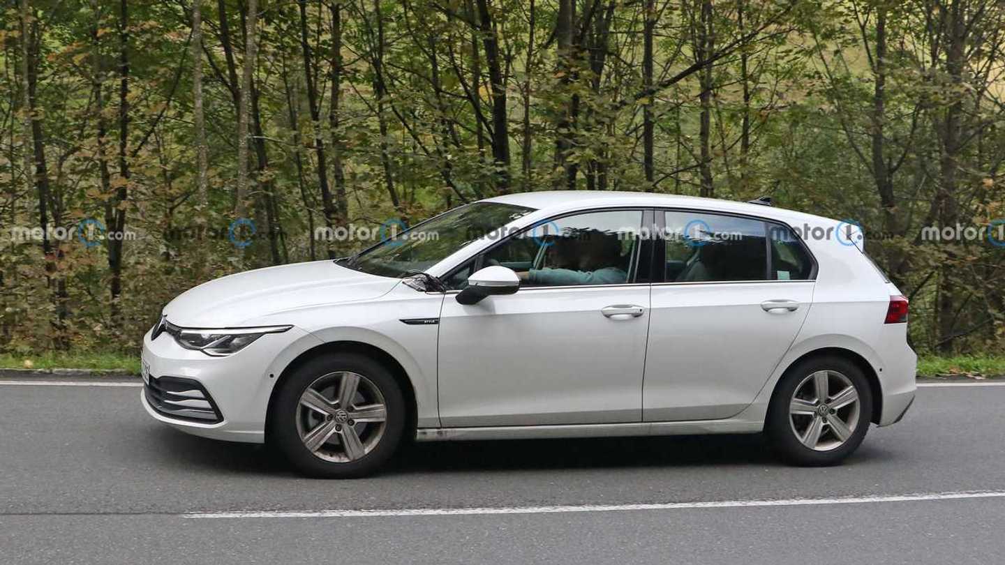 VW Golf 8 (2023) mit Facelift und neuem XXL-Bildschirm erwischt