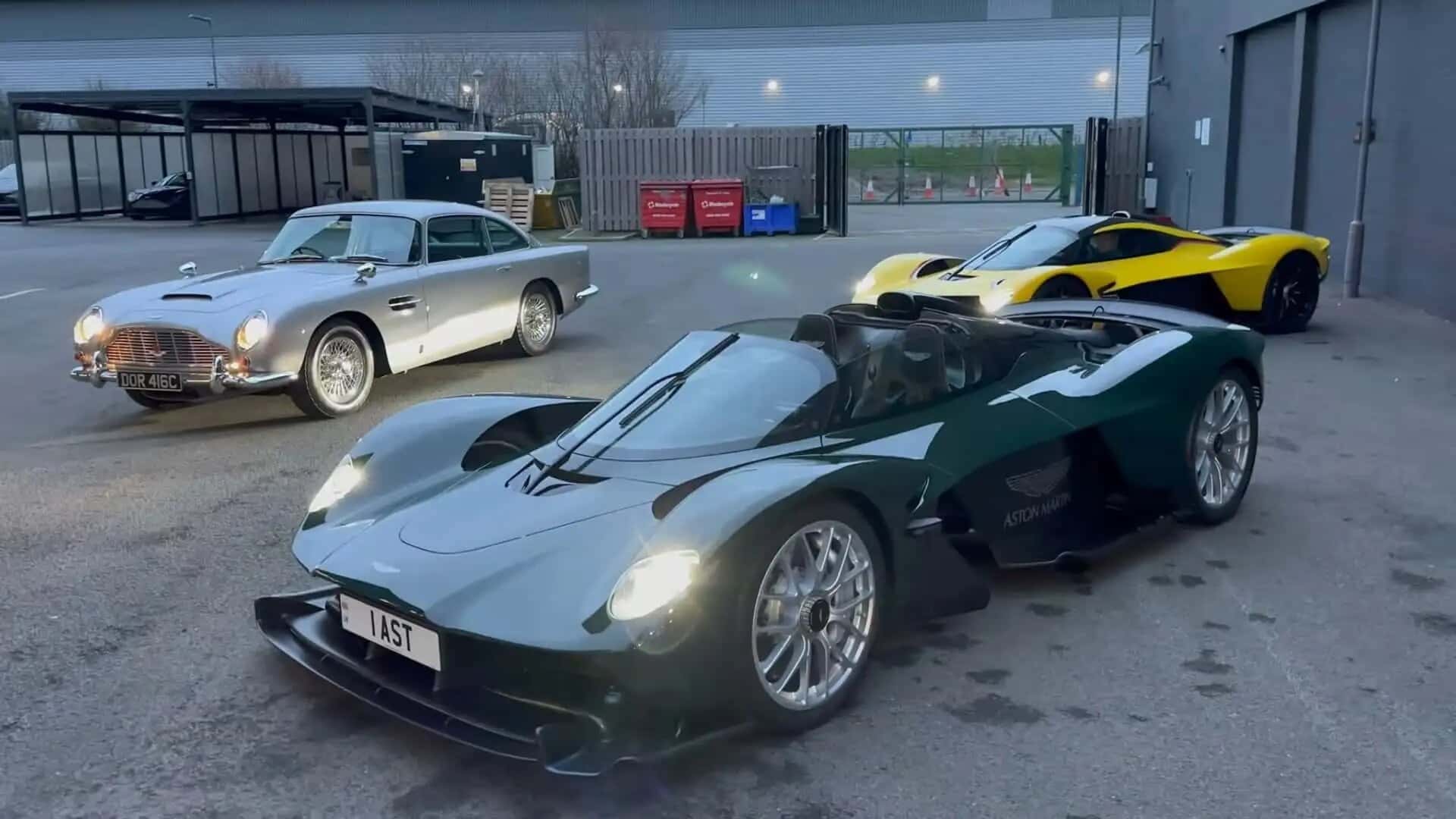 Ces Aston Martin Valkyrie Coupé et Spider prennent la pose aux côtés d ...