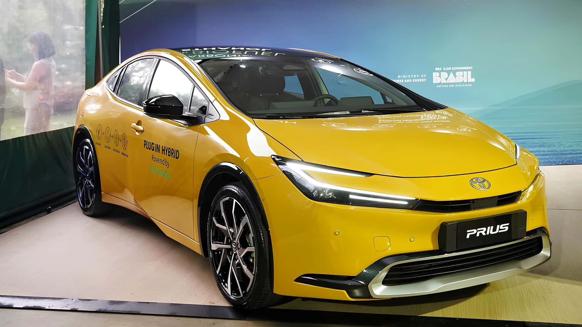 Toyota apresenta seu primeiro carro híbrido plug-in flex no Brasil