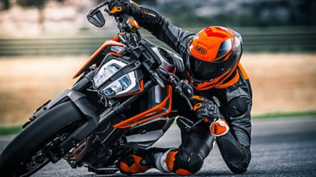 KTM presenta sus nuevos cascos Shoei KTM Powerwear