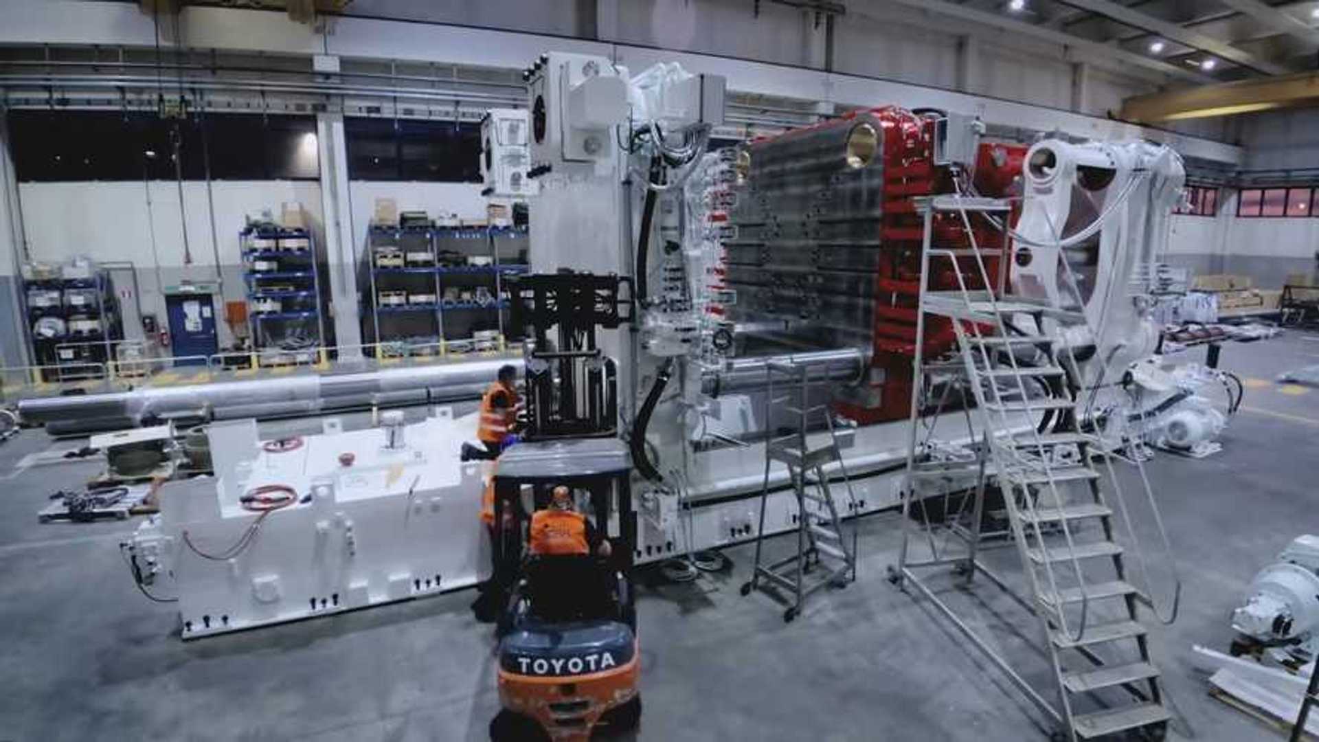 Tesla si affida al Made in Italy: il video delle Giga Press è ...
