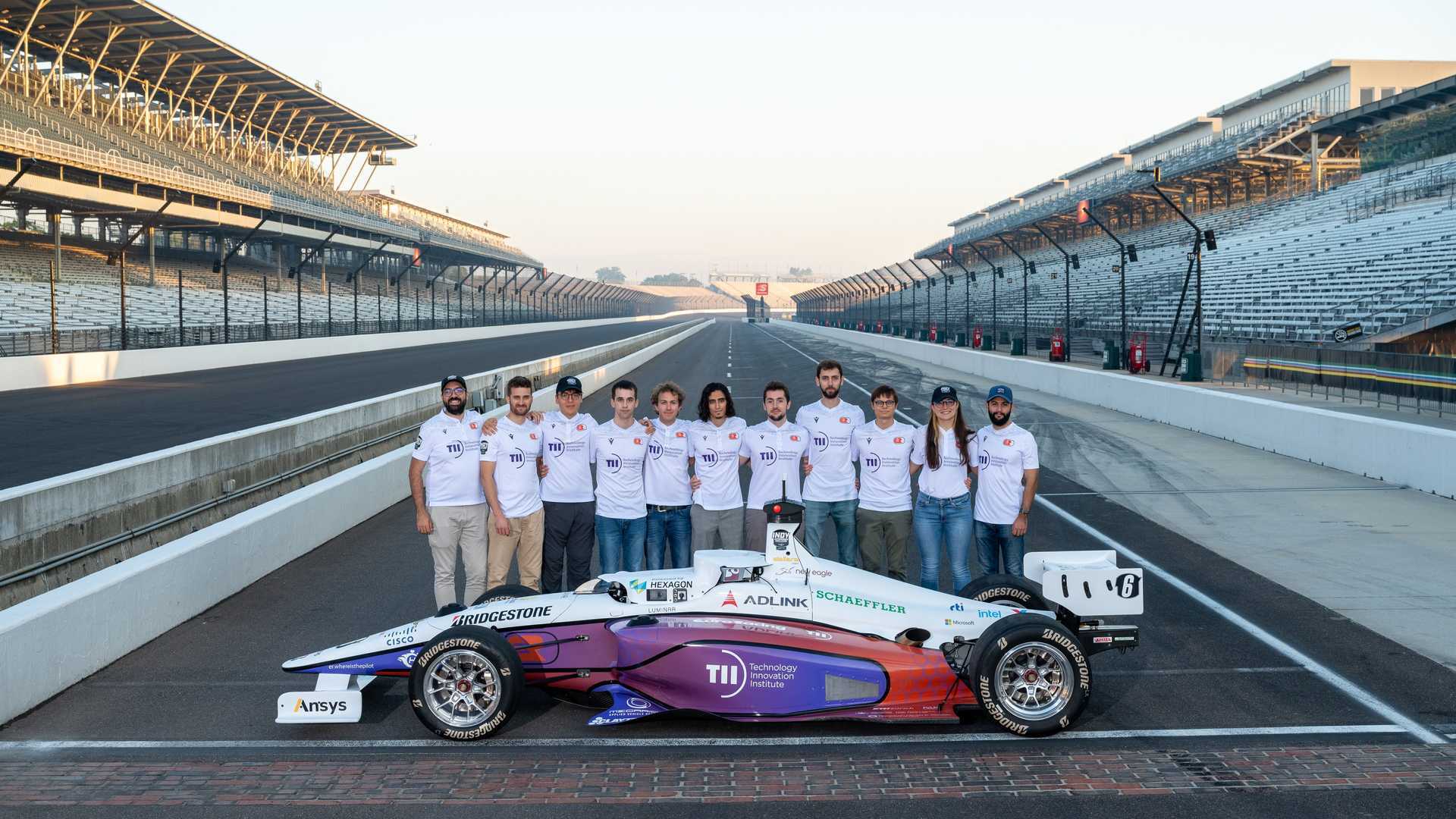 A 190 km/h di media senza pilota: sfida a Indianapolis (con l'Italia)