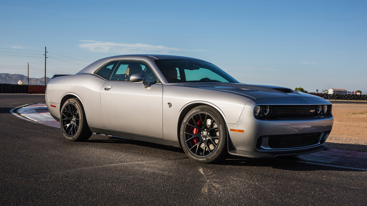 VIDÉO - Une Corvette affronte une Dodge Challenger sur une piste de ...