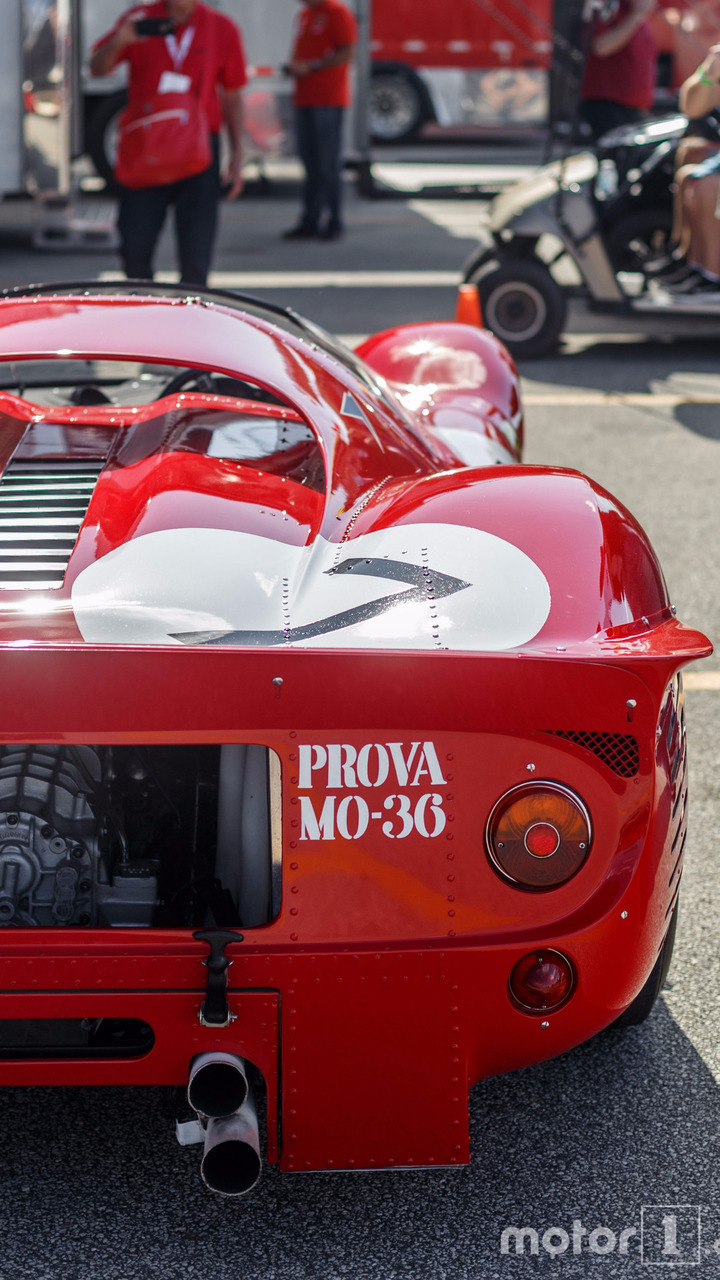 PHOTOS - Une des trois Ferrari 330 P4 prend la pose à Daytona