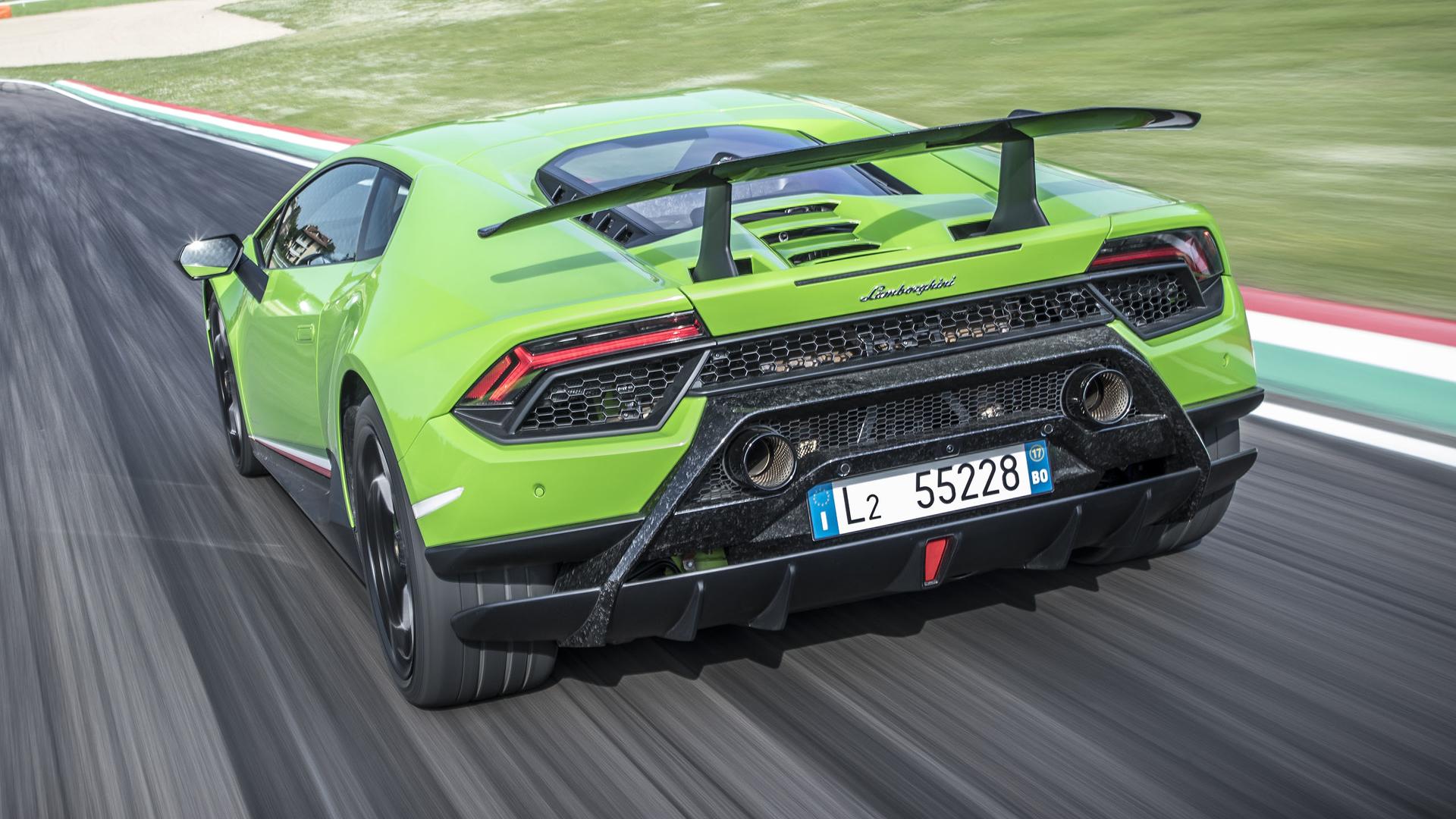 Ferrari 488 Pista vs Lamborghini Huracan Performante, la sfida
