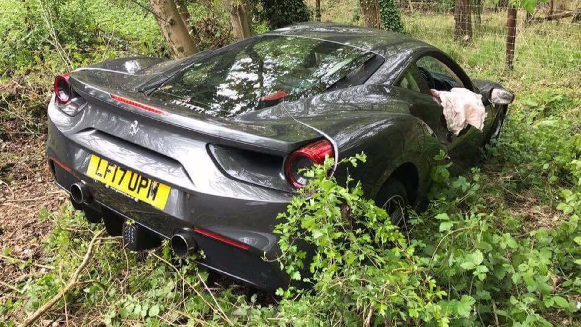 À peine livrée, cette Ferrari 488 GTB finit dans le fossé