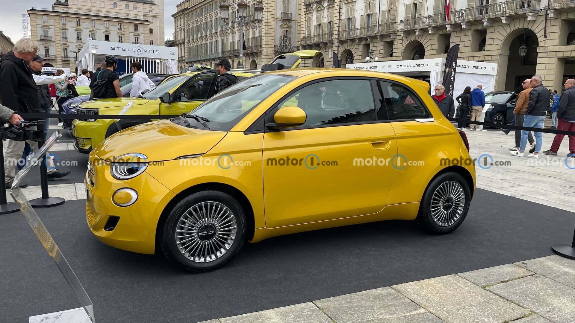 Foto: La Fiat 500 Hybrid al Salone Auto Torino 2025 | Motor1.com