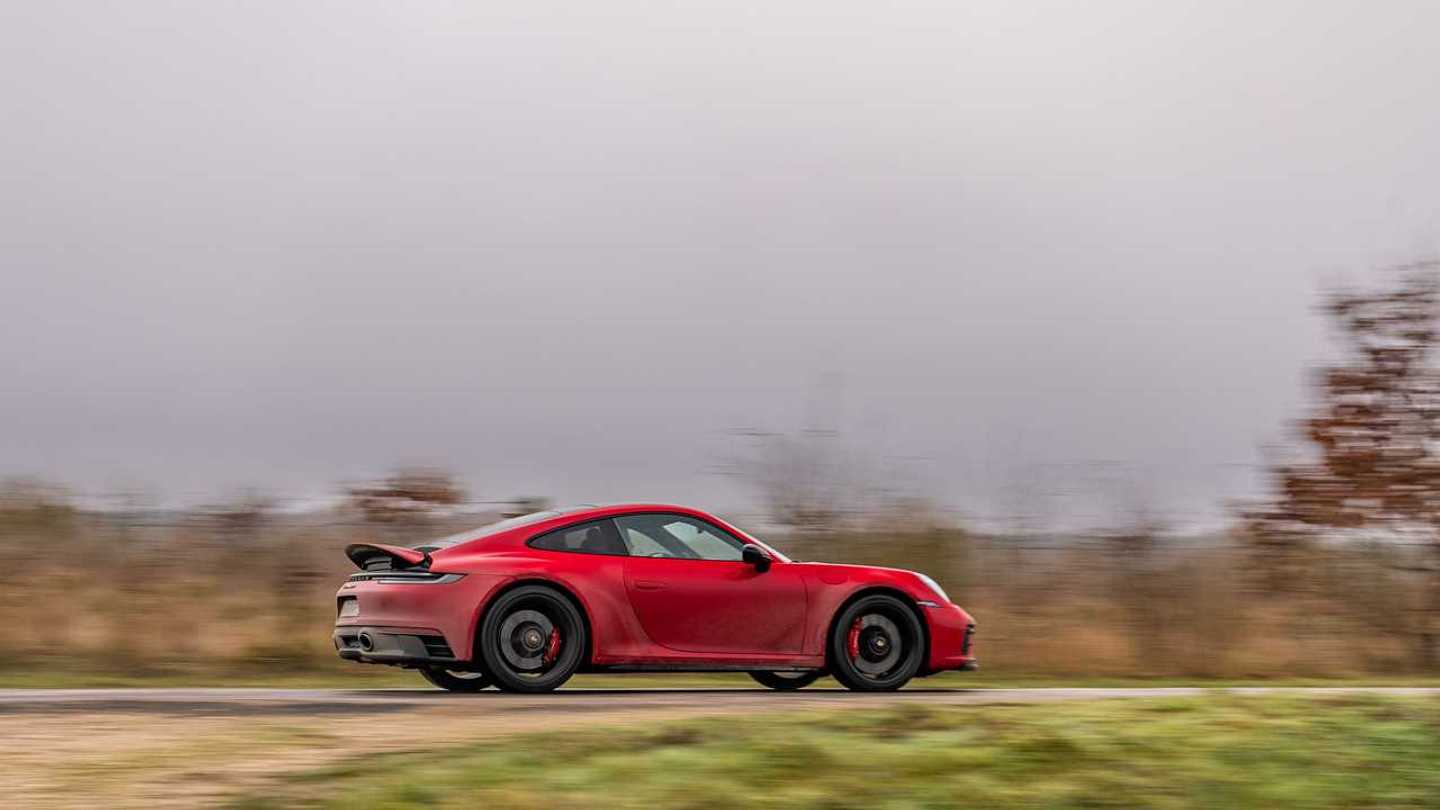 Essai comparatif : la Porsche 911 défie la Mazda MX-5