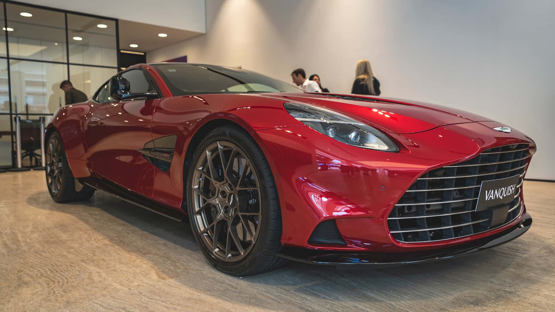 Novo Aston Martin Vanquish desembarca no Brasil; veja preço