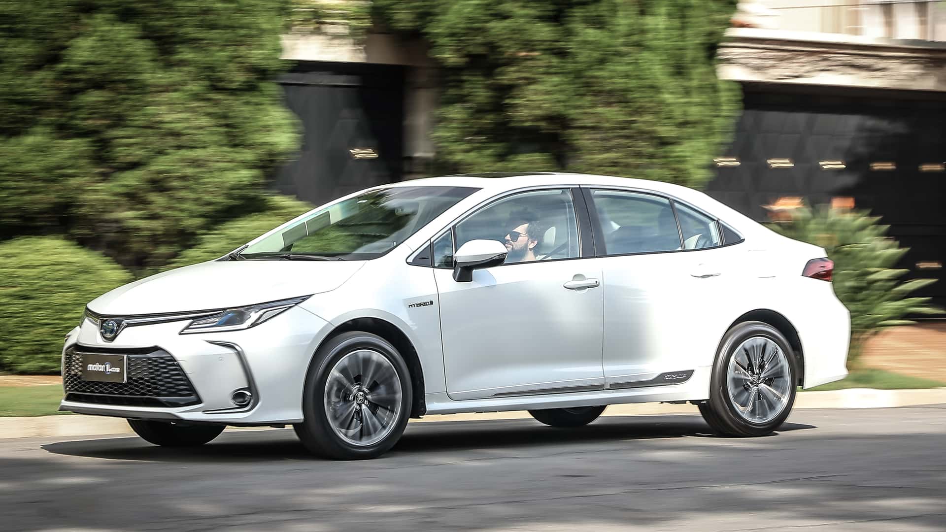 Toyota Corolla vs. Corolla Cross: sedã perdeu espaço para o SUV nas lojas?