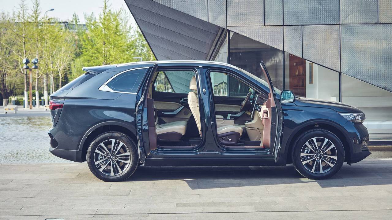 Singulato iS6 Electric SUV Has Suicide Doors And Huge Touchscreen