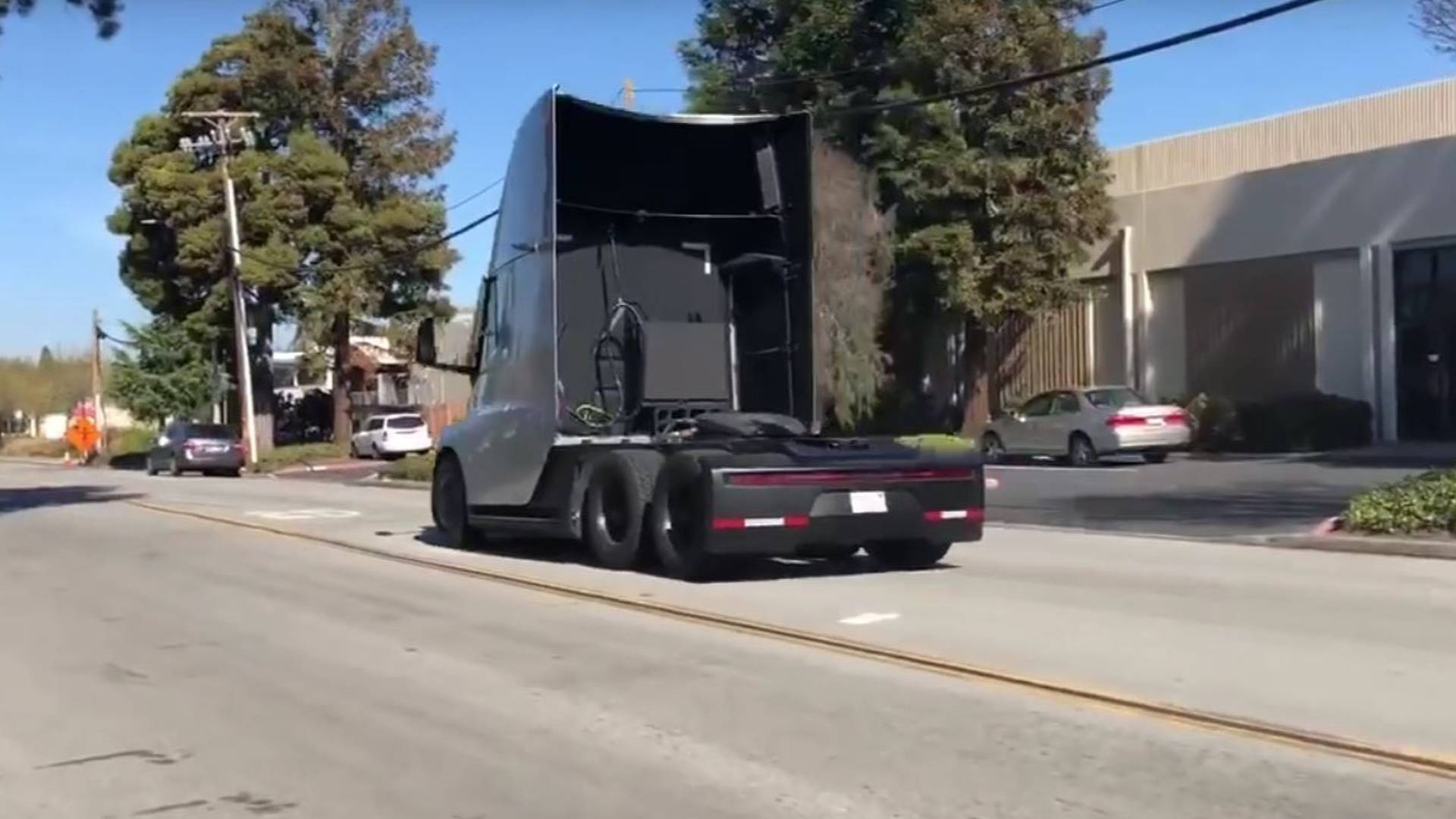 VIDÉO - Le Tesla Semi accélère mieux que les petites sportives