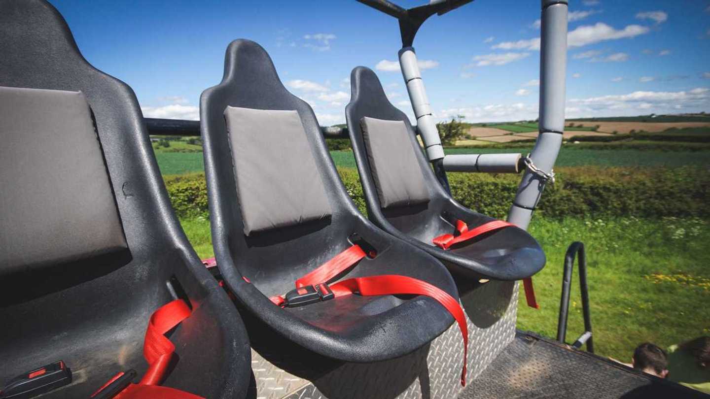 A subasta este brutal Chevy Silverado Monster Truck de 11 plazas