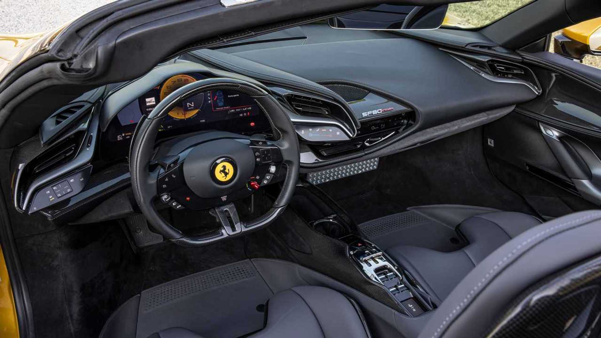 Ferrari SF90 Spider, a cielo aperto con la supercar da 1.000 CV