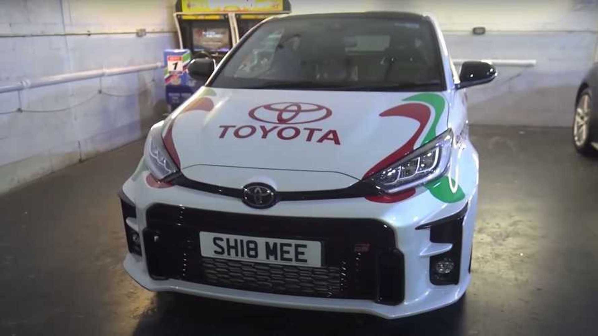 Shmee personaliza su Toyota GR Yaris con la decoración de Castrol