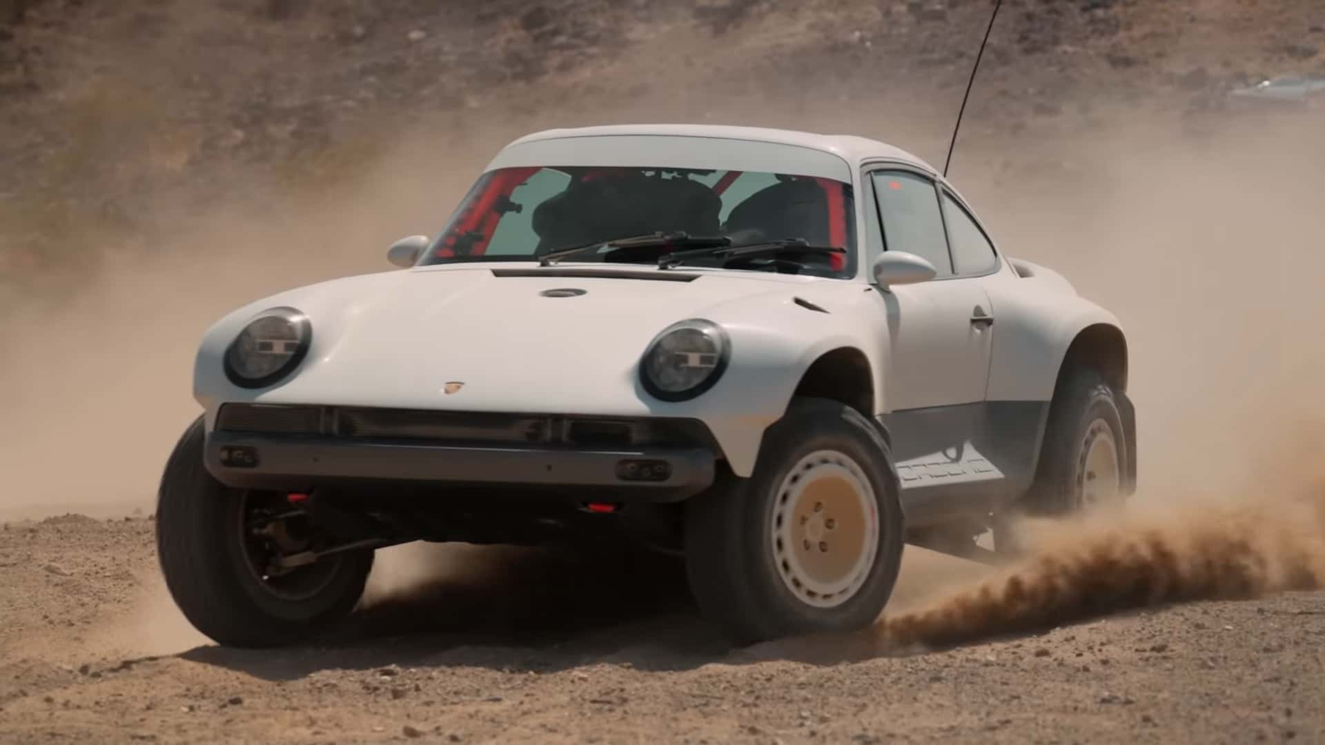 La Porsche 911 tout-terrain de Singer ACS se lance à l’assaut des dunes ...