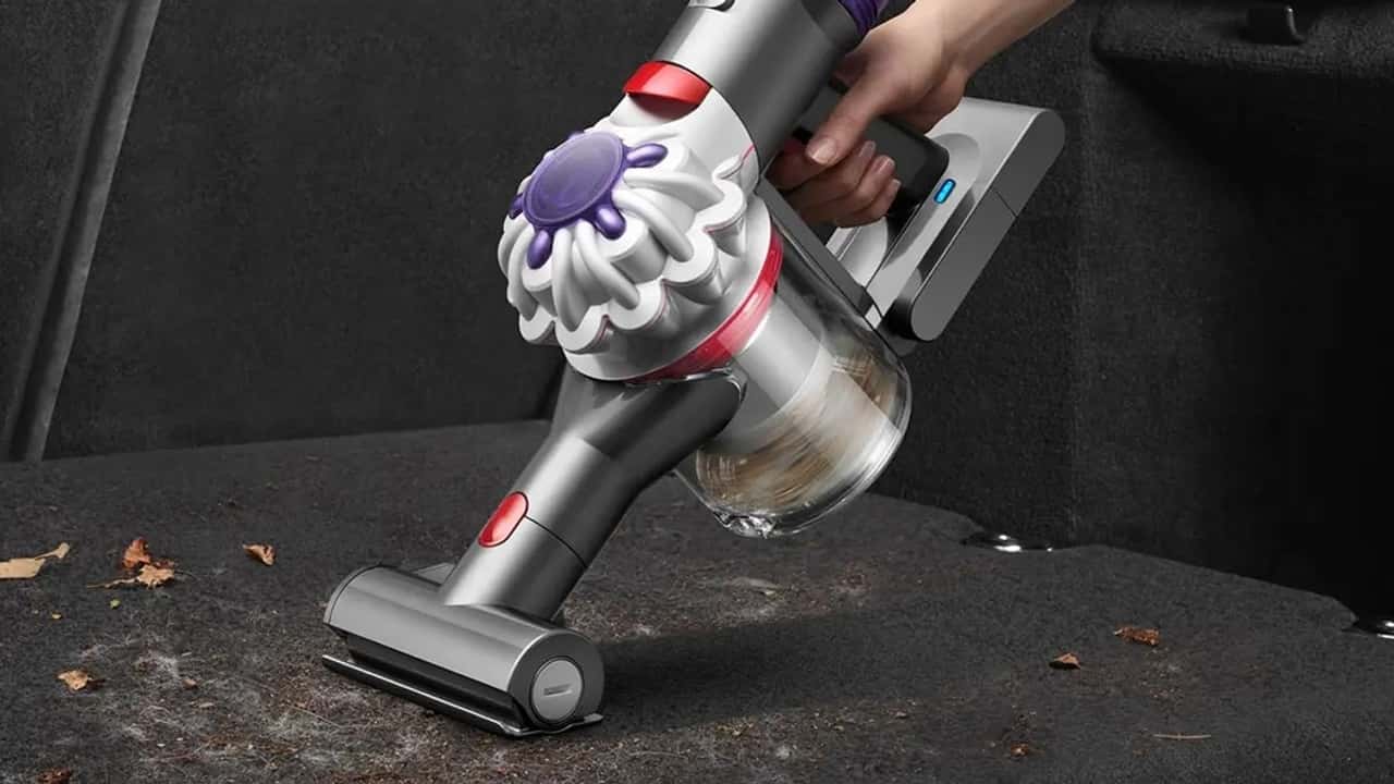 Dyson si dedica alla cura dell'auto con un aspirapolvere portatile