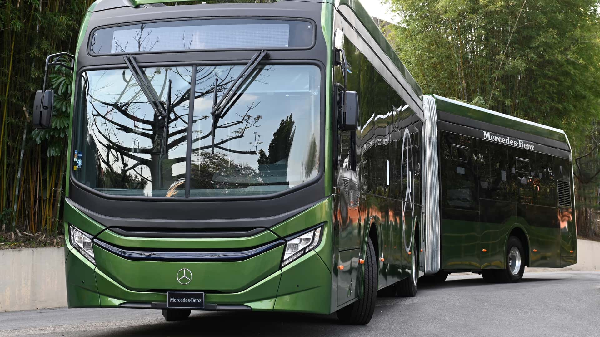 Mercedes-Benz apresenta ônibus elétrico articulado desenvolvido no Brasil