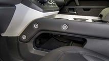 Land Rover Defender, ecco come cambiano interni e bagagliaio