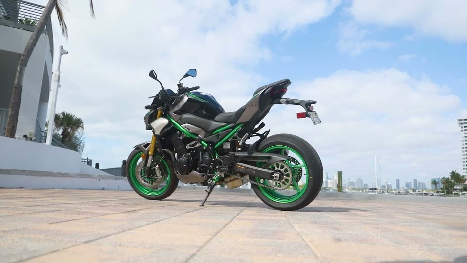 Watch Kawasaki’s 2025 Z900 SE Shred Tires in Miami, Fiercest-Looking ...