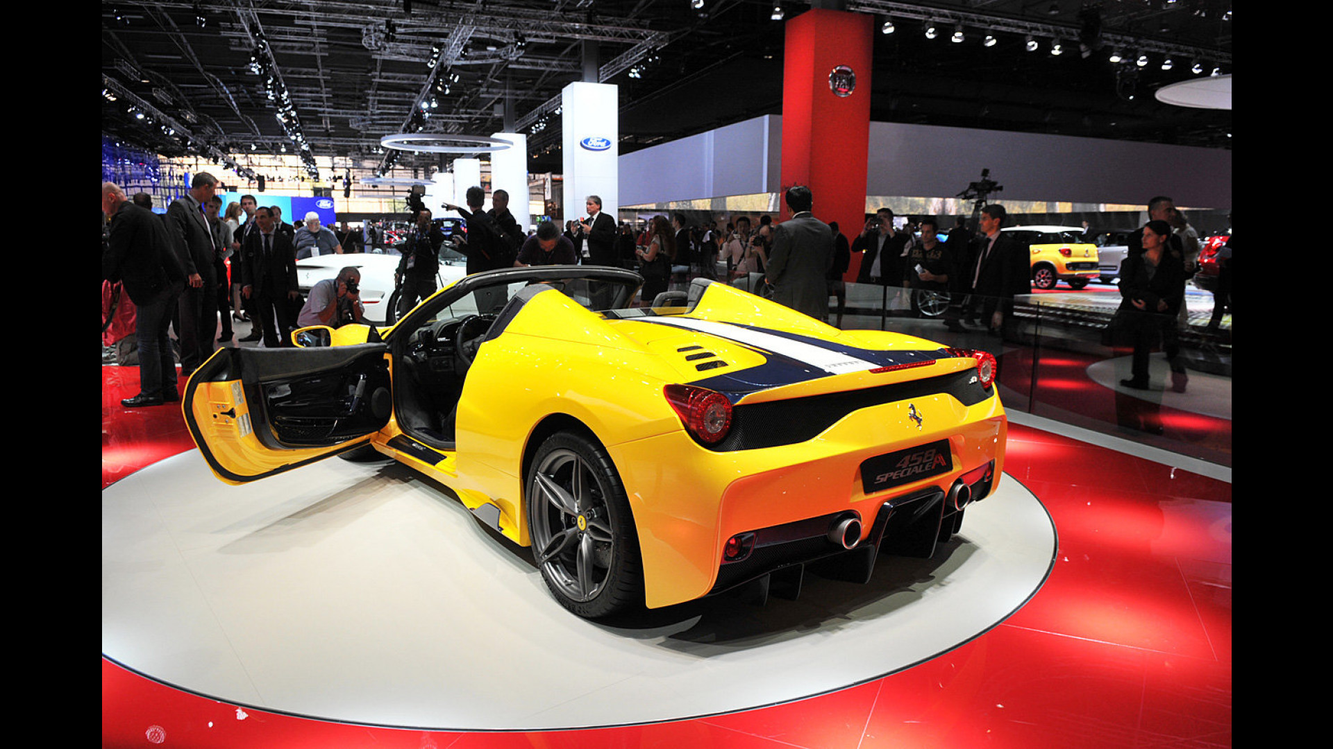 Ferrari 458 Speciale A, la "Rossa" gialla e blu emoziona a Parigi