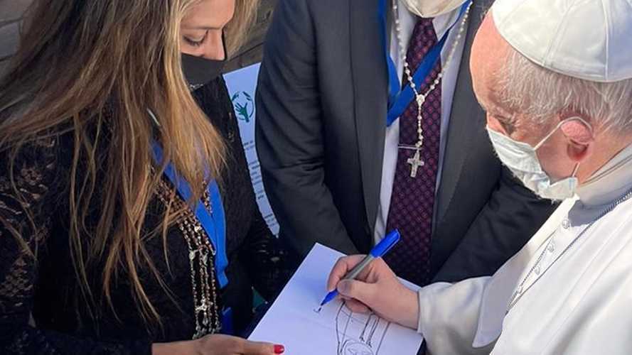 Papa Francesco passa all'auto elettrica: ecco la nuova papamobile