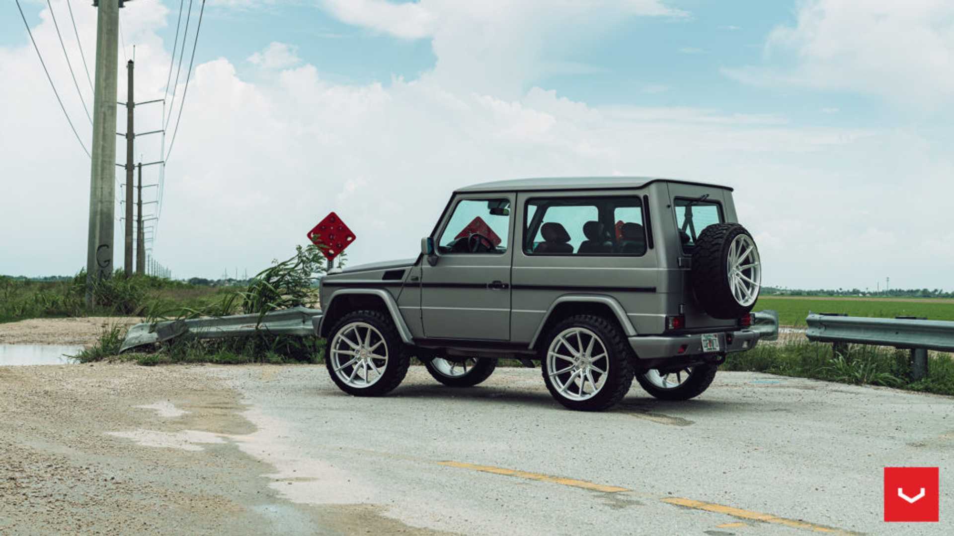 Regardez un Mercedes Classe G à trois portes s'envoler
