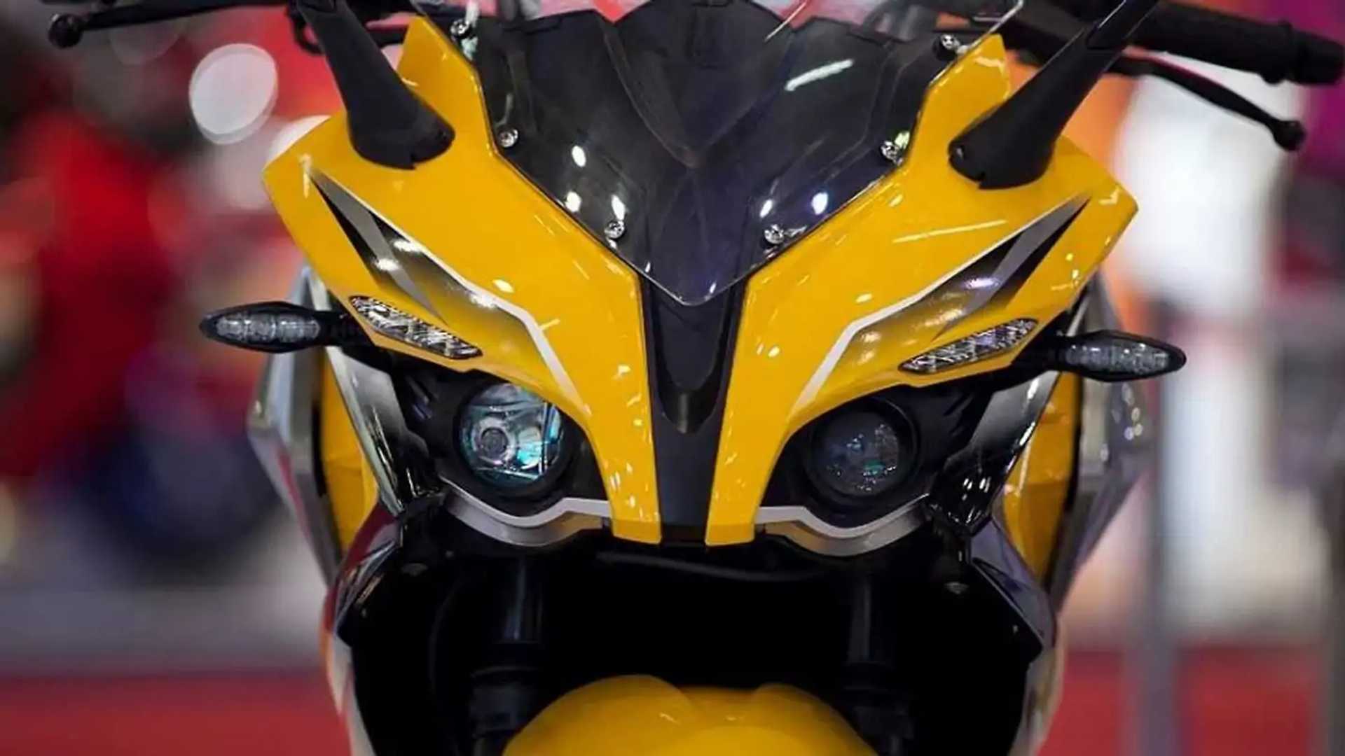 Bajaj prepara la Rouser 400 RS para presentar en agosto en Indonesia