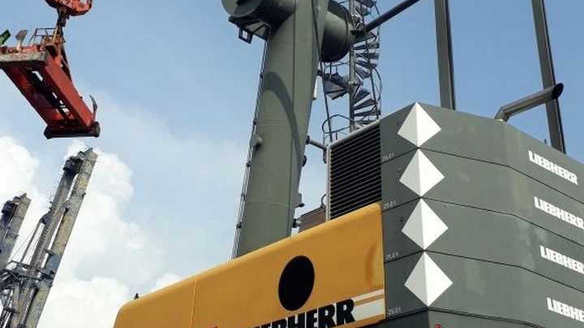Liebherr Argentina: Ensamble en el país de una enorme grúa empleando ...