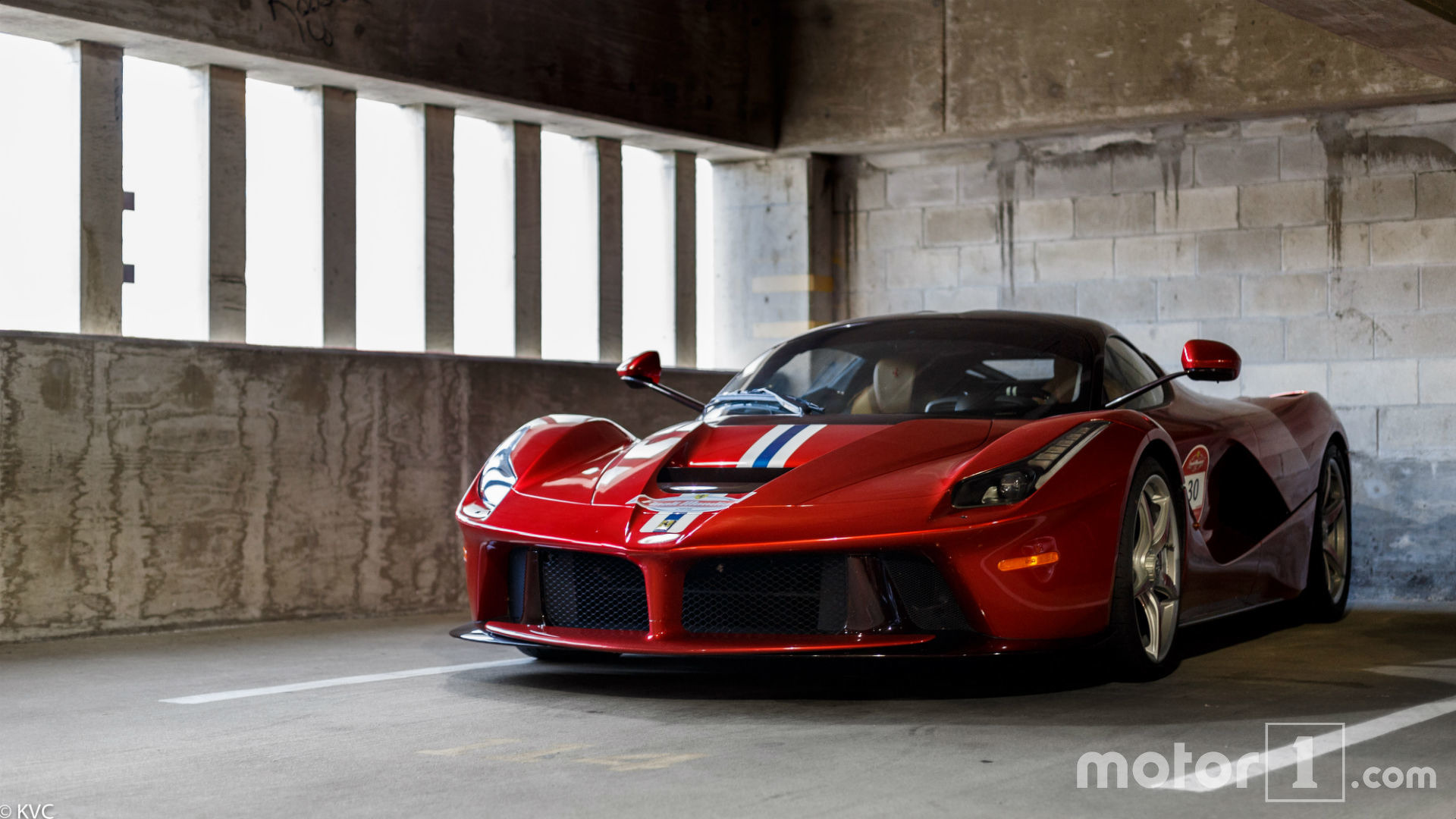 PHOTOS - Un parking de rêve, rempli de Ferrari