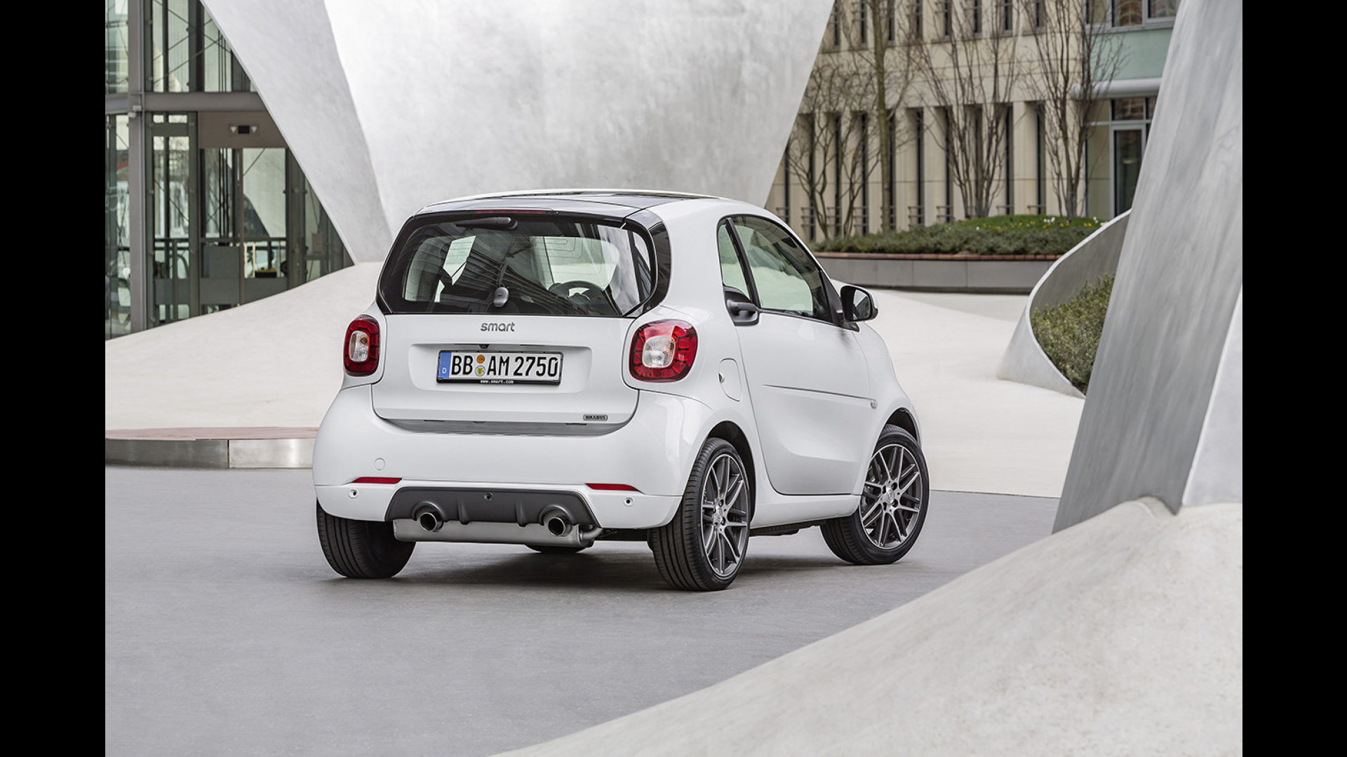 smart fortwo Brabus, la sportiva per la città [VIDEO]