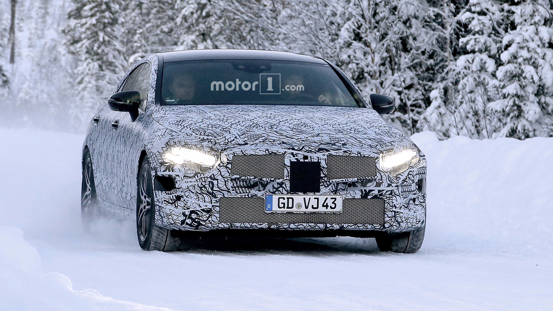 Flagra - Mercedes-Benz CLS 2018 é pego em testes na neve