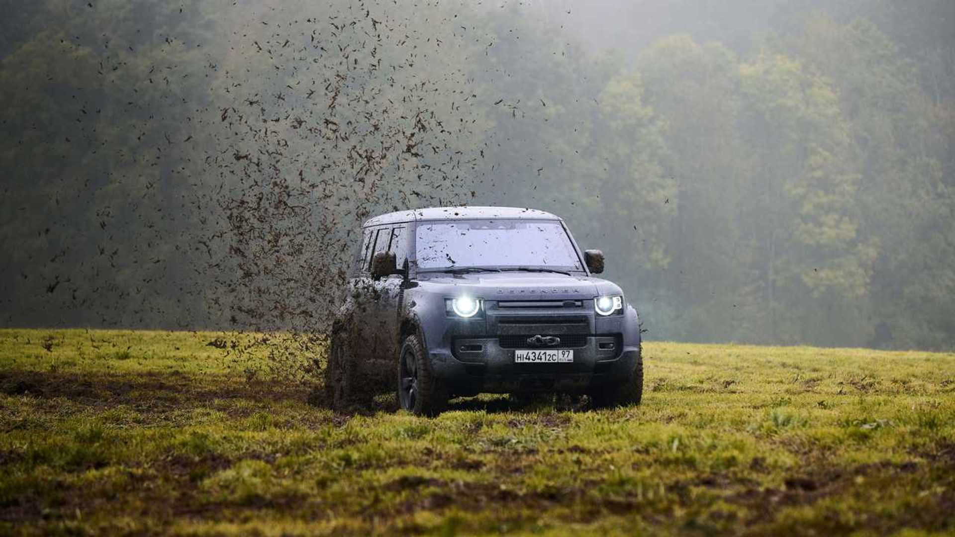 Pasti Tangguh, Modifikasi Land Rover Defender di Film James Bond