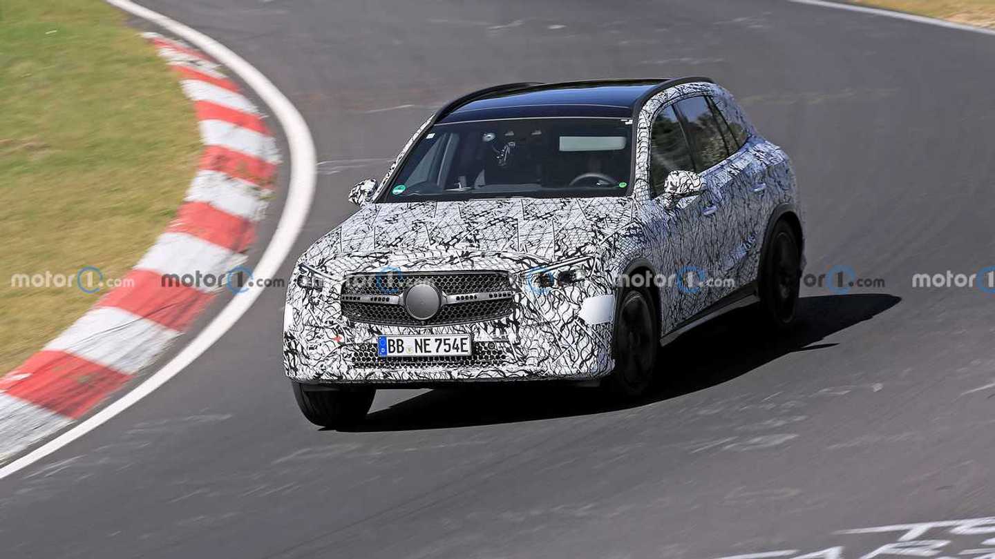 Mercedes GLC, foto spia della nuova con quattro ruote sterzanti