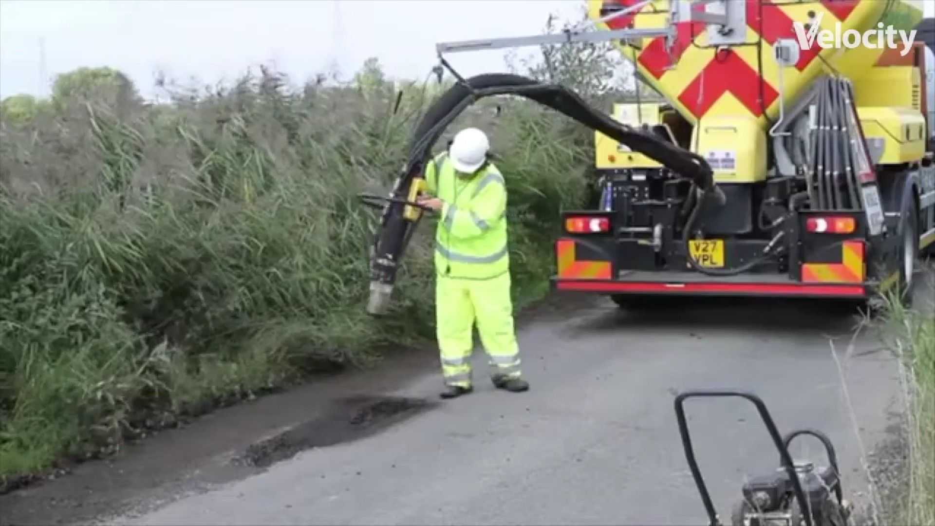 Buche in strada riparate in 4 minuti: ecco il metodo inglese