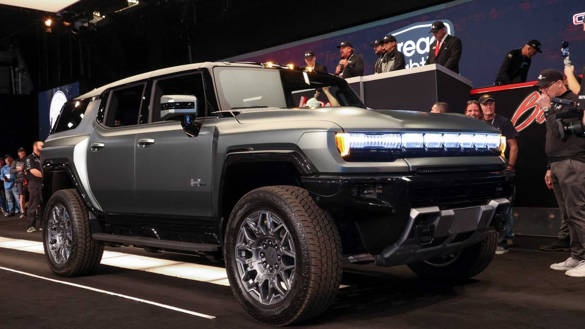 GMC Hummer SUV: início de produção e 1ª unidade leiloada por US$ 500 mil