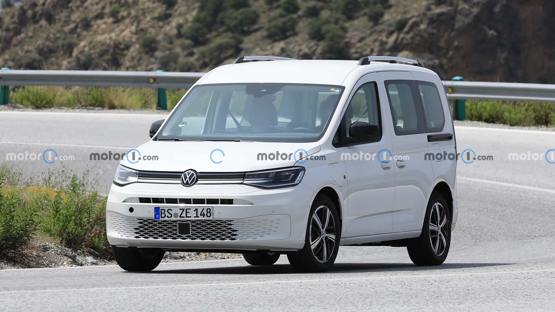 Volkswagen Caddy le foto spia mostrano la variante eHybrid PHEV