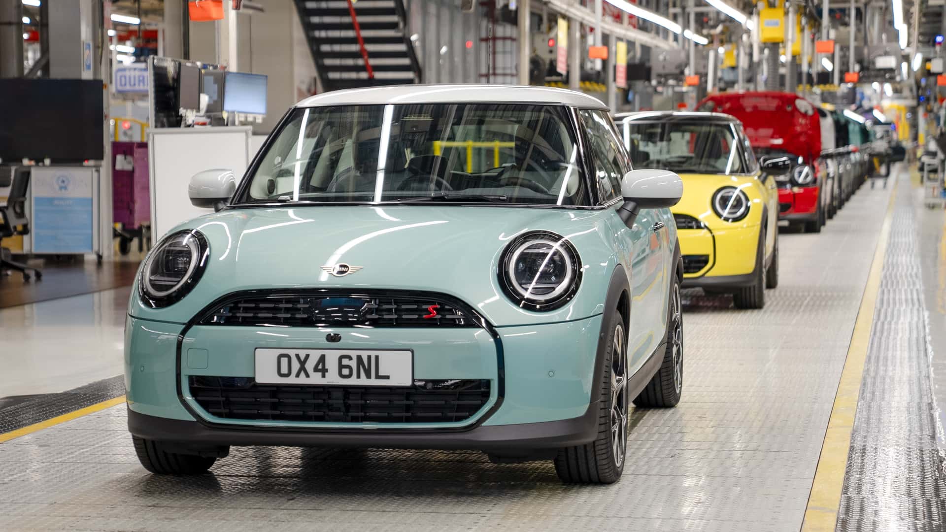 Novo Mini Cooper 2025 começa a ser produzido em série e virá ao Brasil