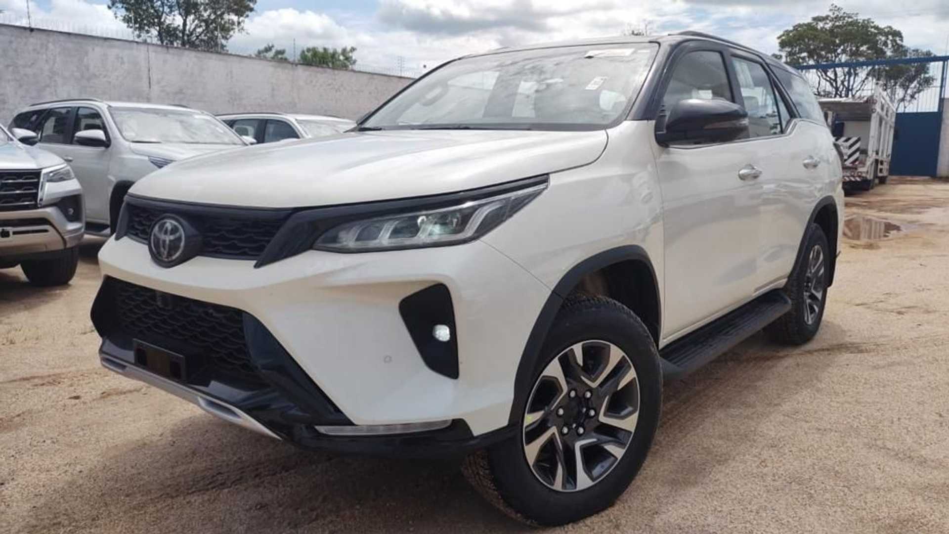 Flagra: Novo Toyota SW4 Diamond já está nas concessionárias