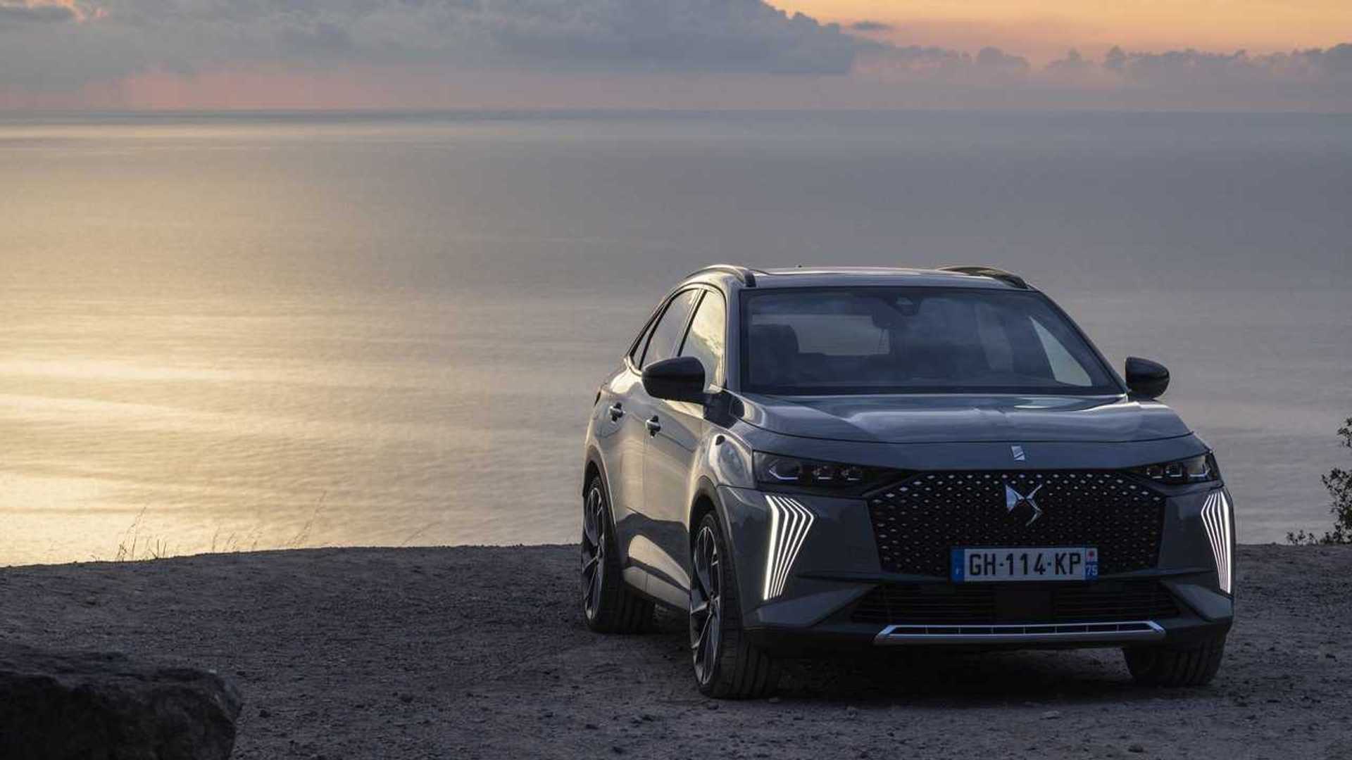 DS 7 2022, prova, interni, prezzi, motori