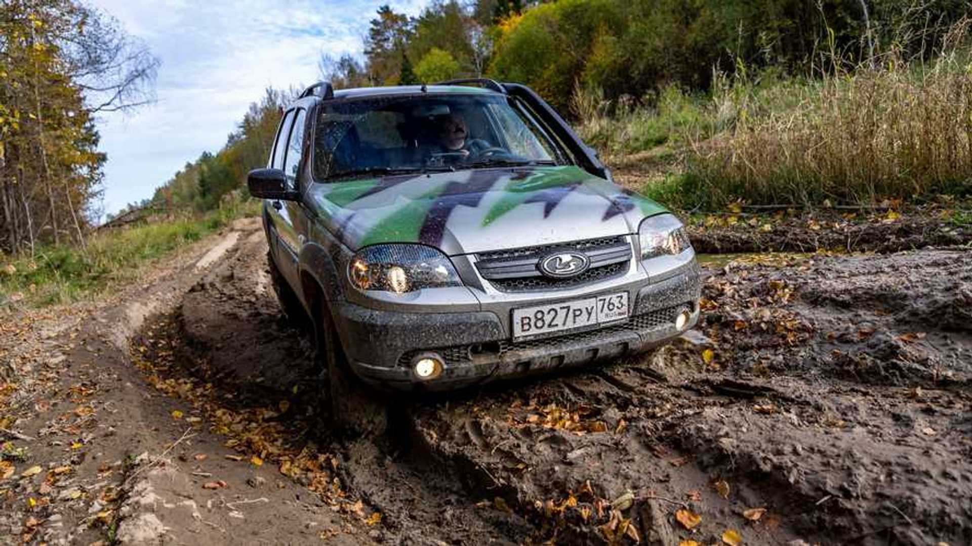 Lada Niva e UAZ Hunter, l'incredibile prova off road nella cava russa
