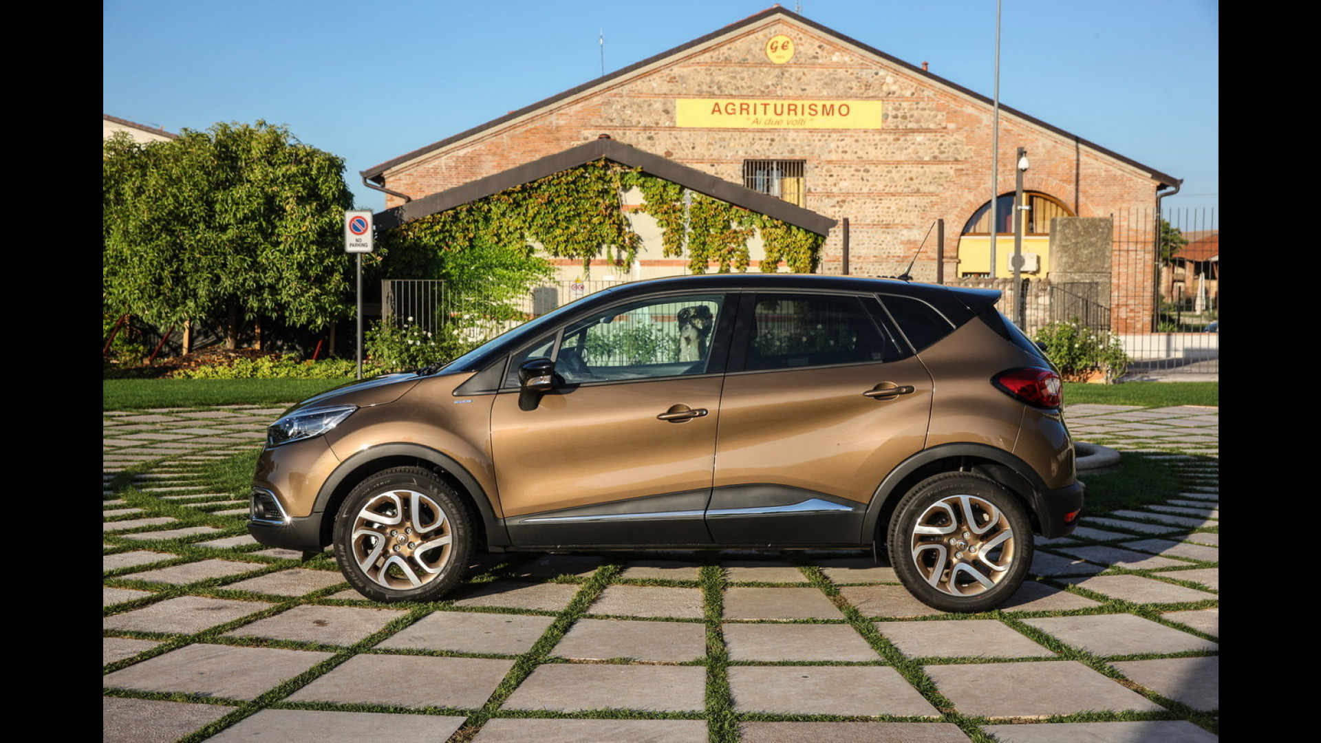 Renault Captur Iconic ed Excite, stile su strada