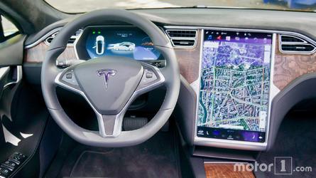 Tesla PIN to Drive - Veuillez saisir votre code PIN pour démarrer la ...