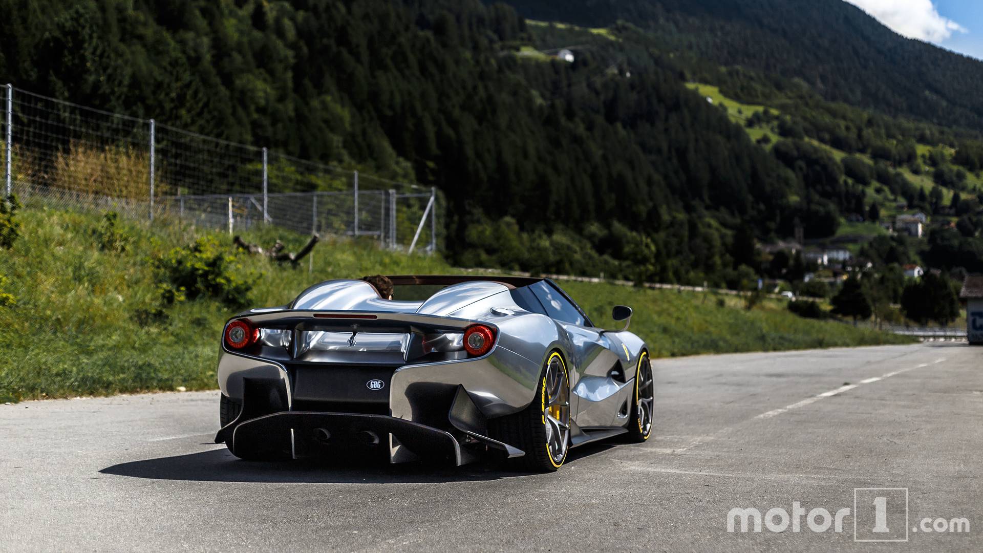 PHOTOS - Une Ferrari F12 TRS chromée prend le soleil