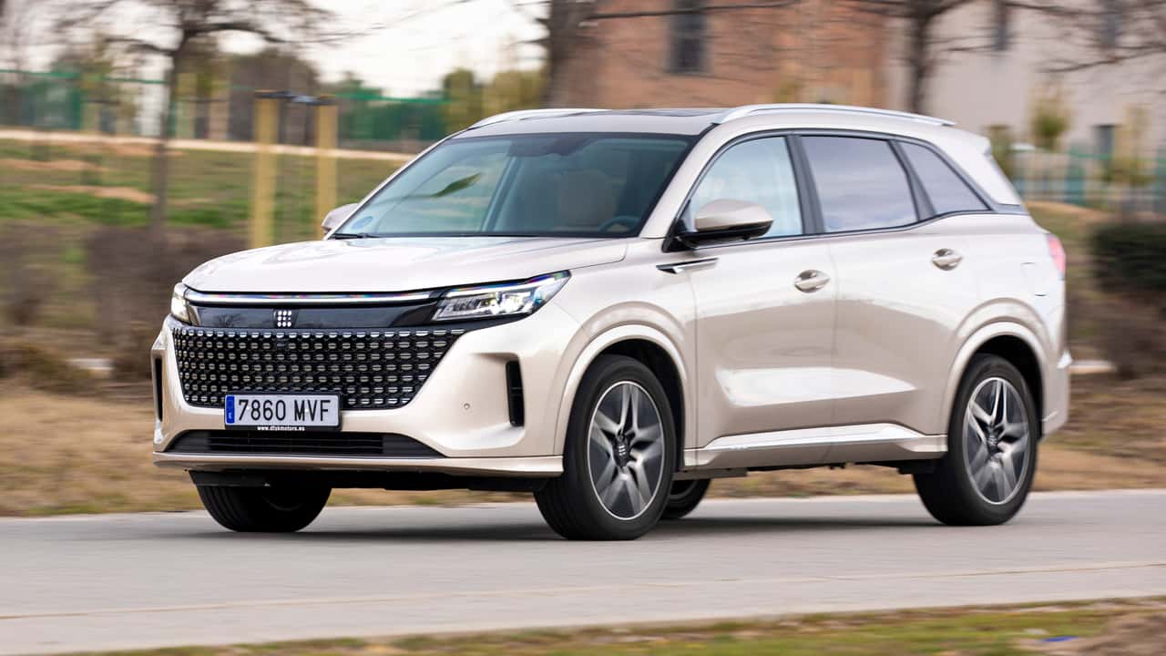 DFSK E5 2025: probamos el híbrido enchufable 'tirado' de precio