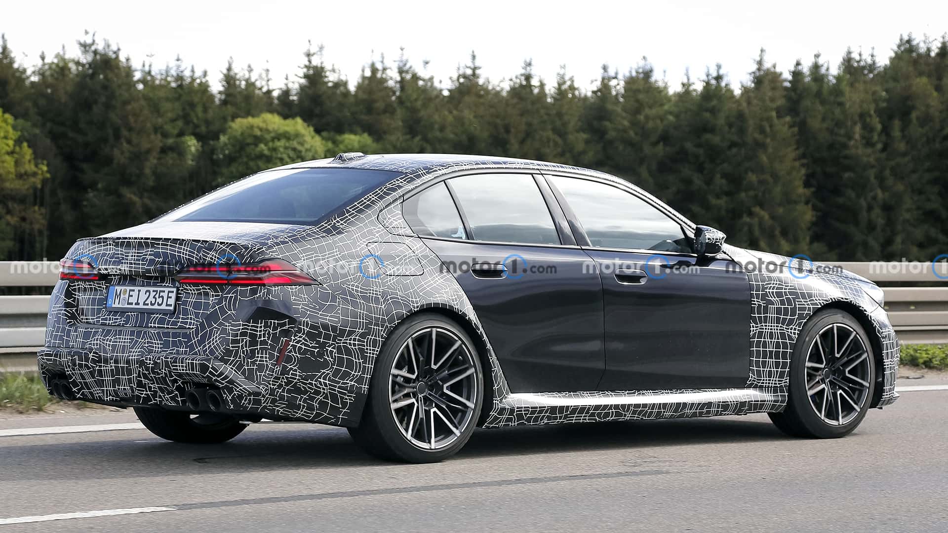 BMW M5 G90 (2024) mit weniger Tarnung erwischt