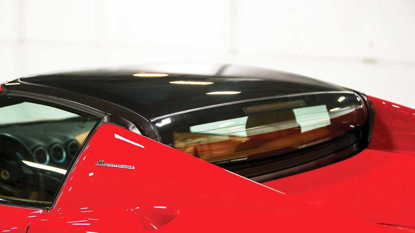 Come fa la Maserati MC20 Cielo a oscurare il tetto con un dito