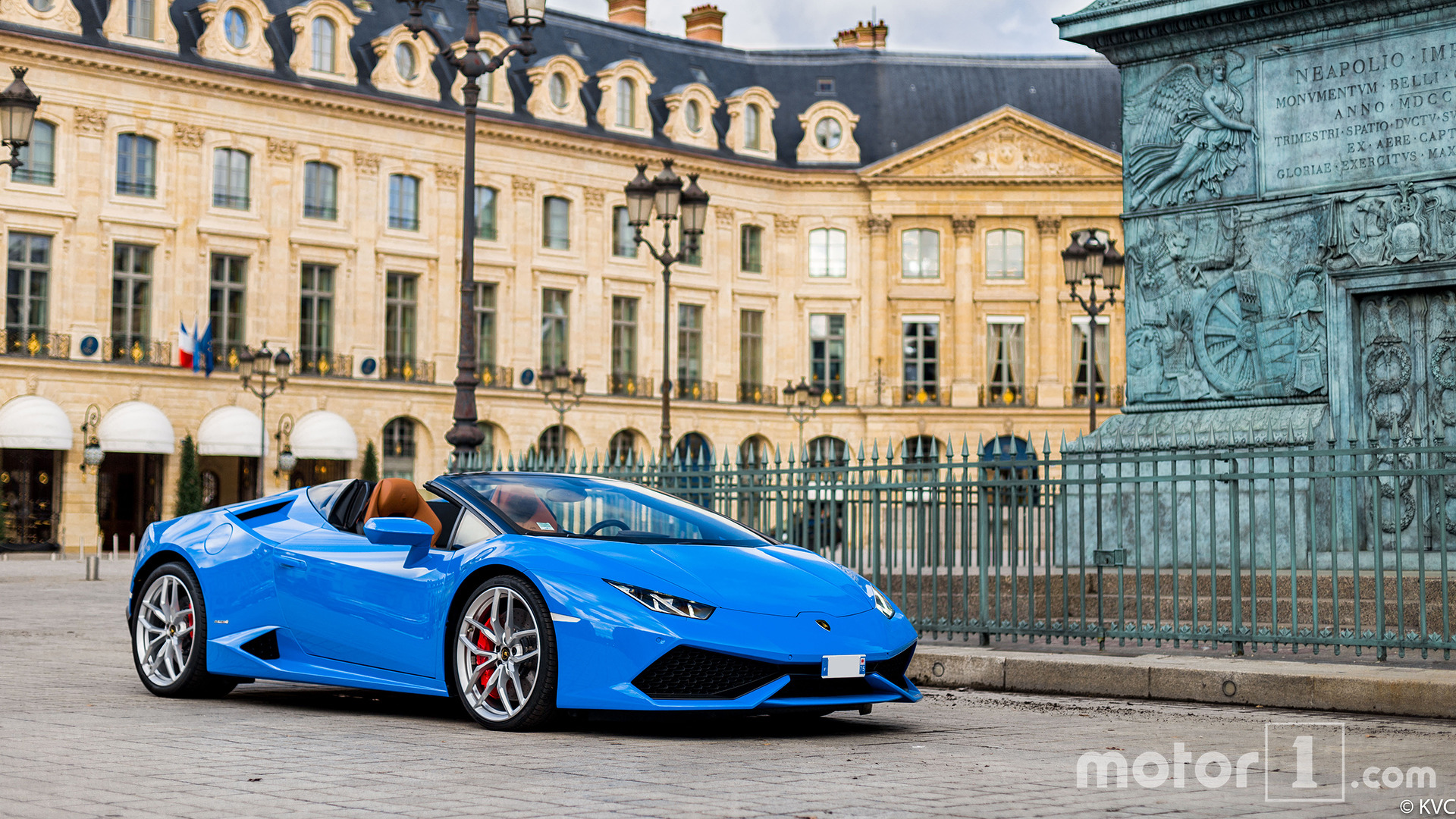 PHOTOS - Lamborghini Huracán Spyder et place Vendôme, un parfait duo