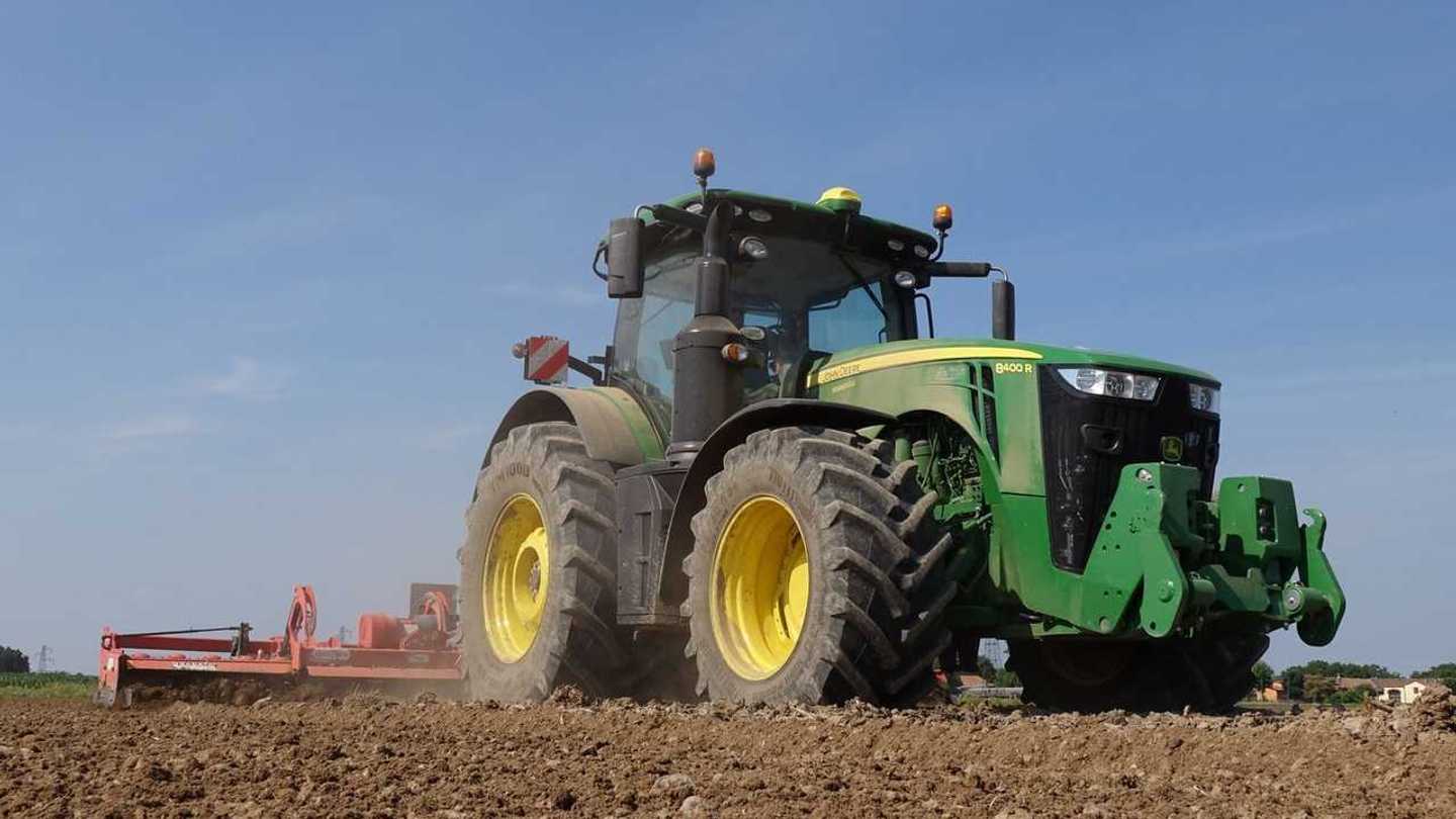 JOHN DEERE 8400R: potenza a quota 400