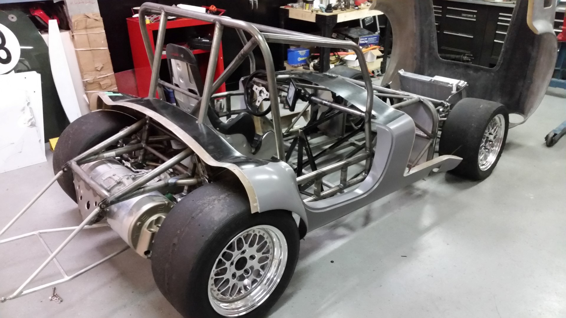 Ils mettent un moteur de Tesla dans une Cobra